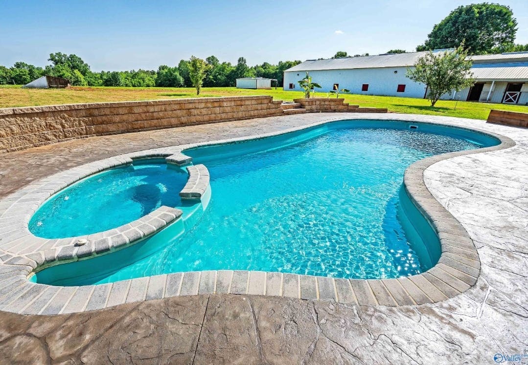 Pool & Hot Tub, Wrap Around In Pool Seating, Shallow Tanning & Kids ...