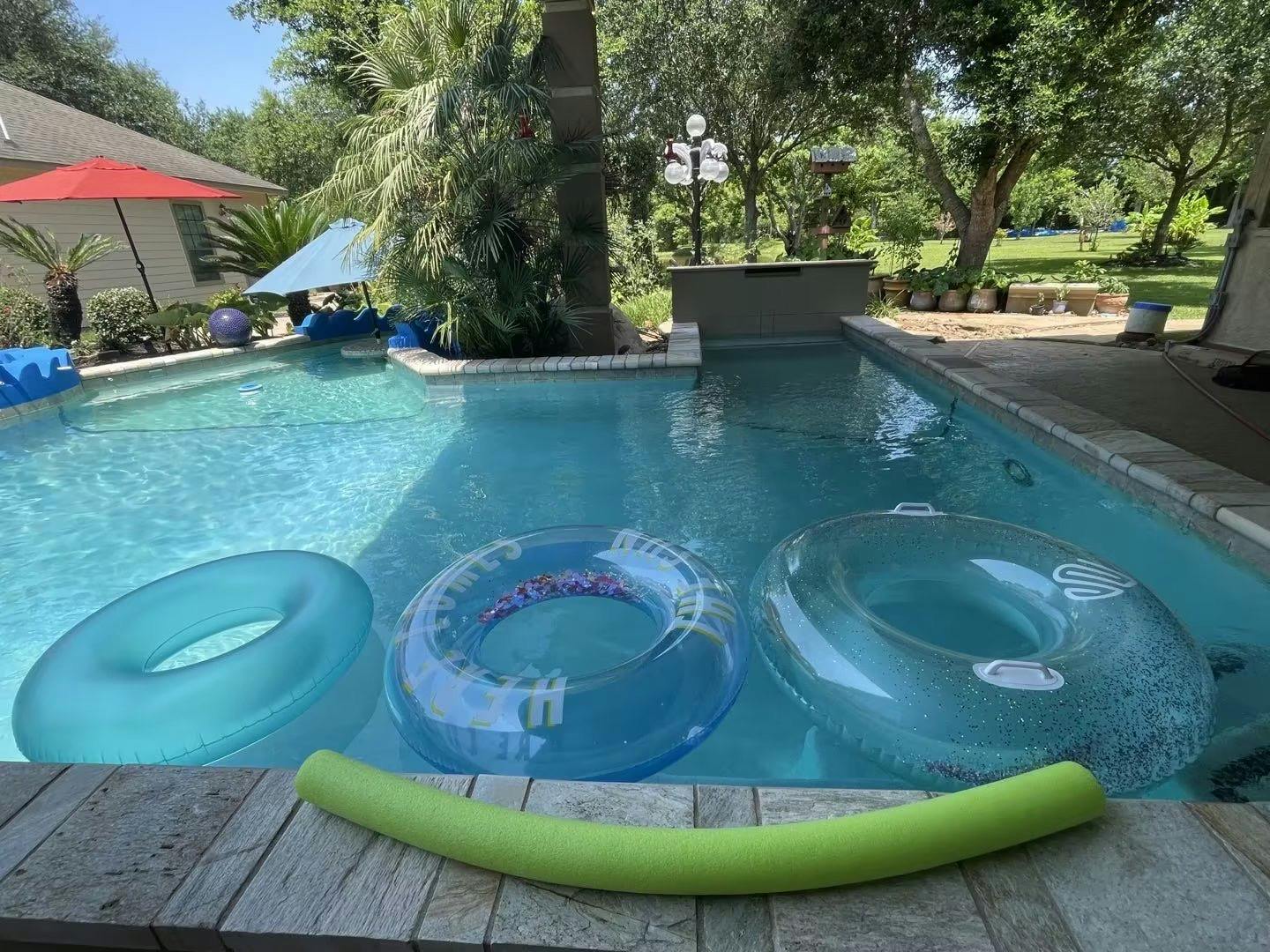 villa pool party and spacious backyard - Private Pool in Rosharon - Swimply